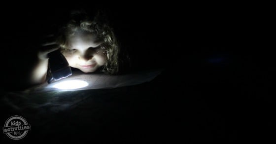 {Quick & Easy} Flashlight Scavenger Hunt Kids Activities Blog
