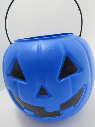 A Mom Is Encouraging The Use of Blue Halloween Buckets to Spread Autism ...