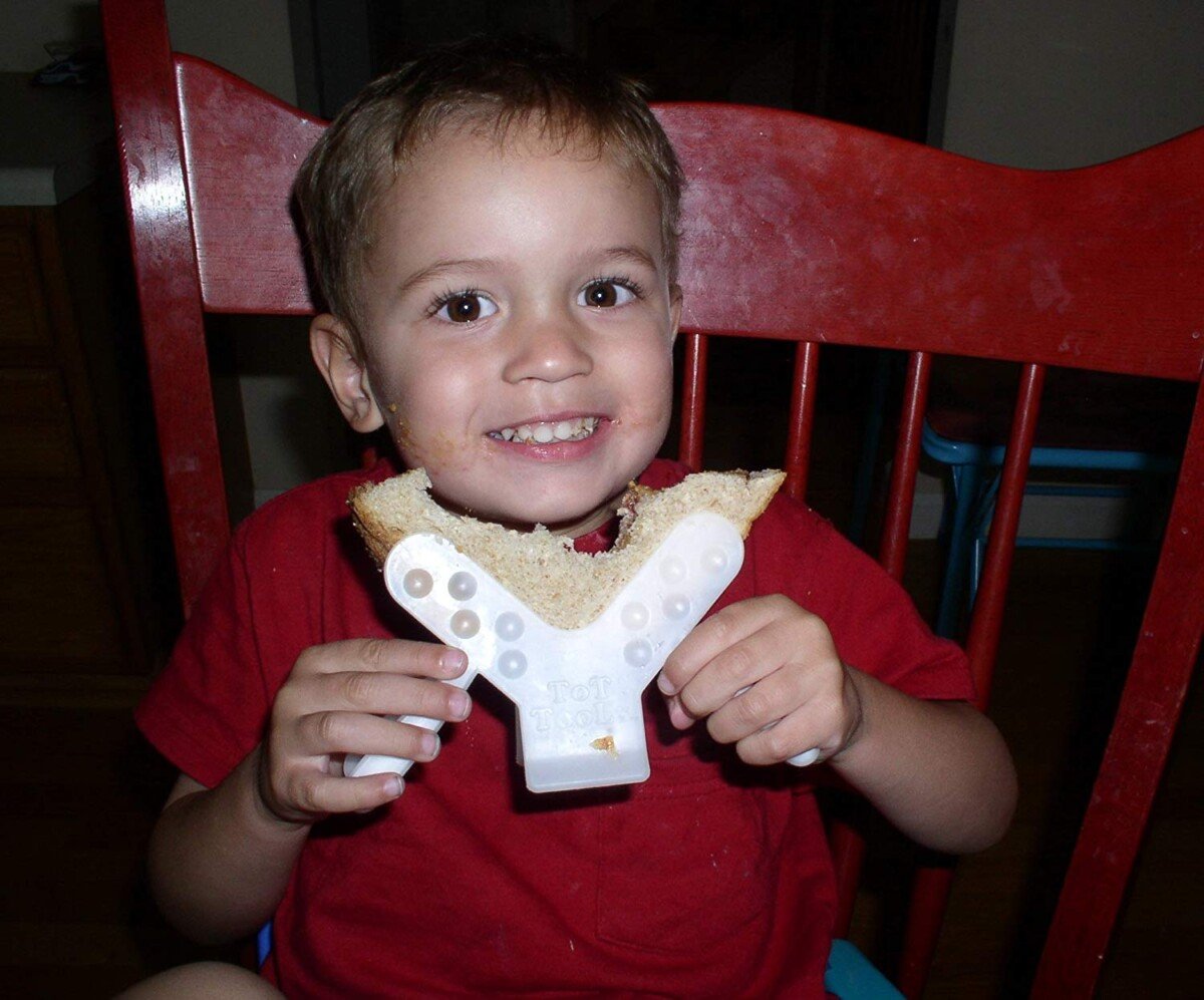 This Toddler Food Clamp Helps Kids Learn How To Eat Whole Foods Kids ...