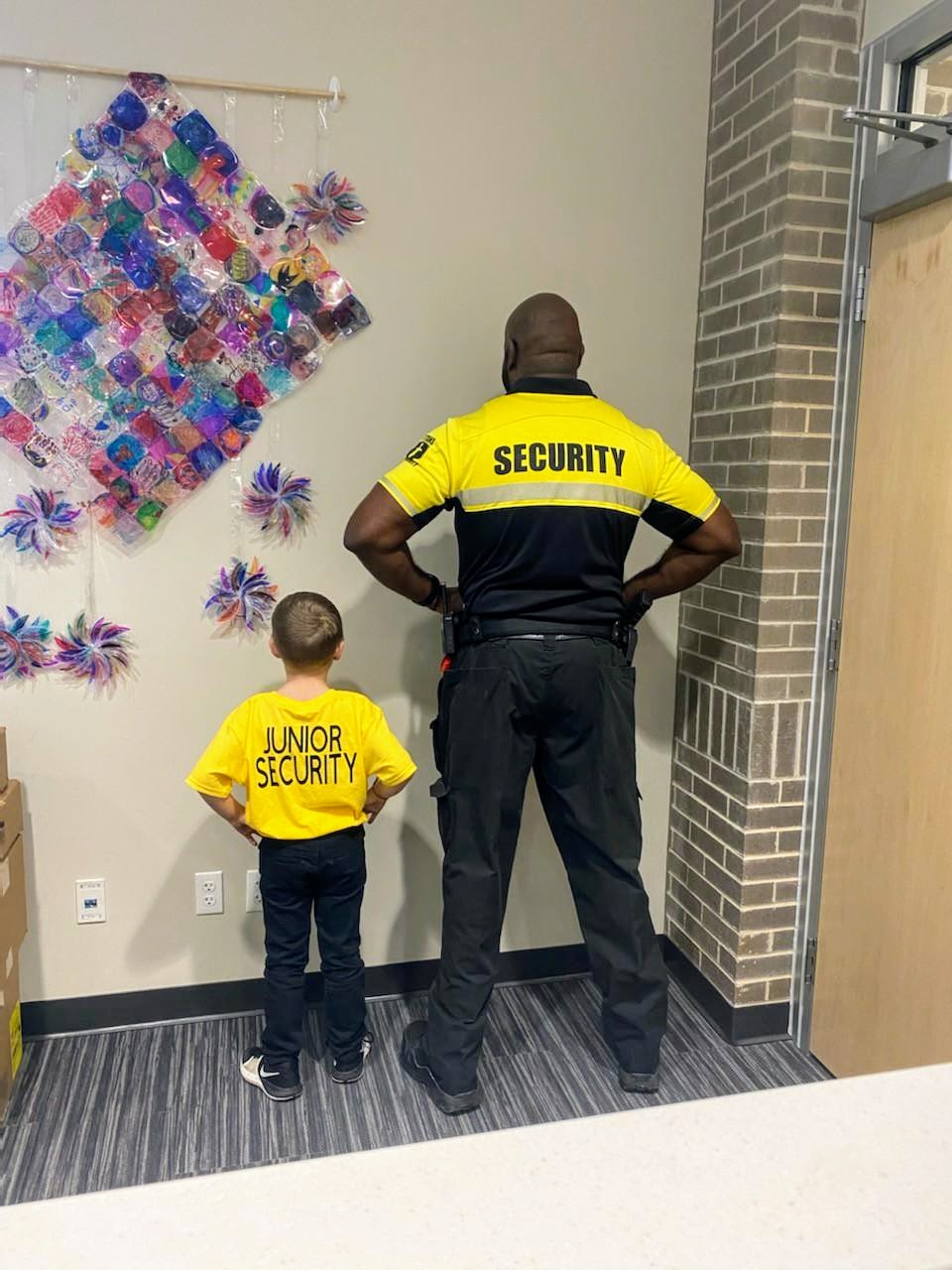 This Kindergartener Dressed Up As His School Security Guard For "Dress ...