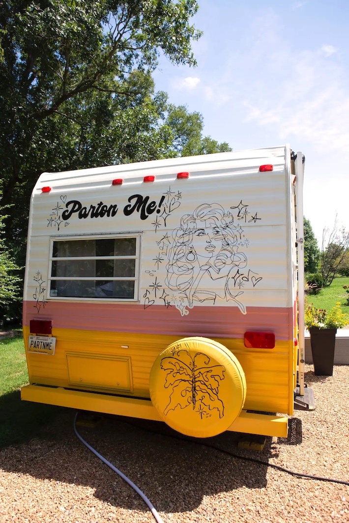 You Can Book A Stay In A Dolly Parton-Themed RV and I'm Packing My Bags ...