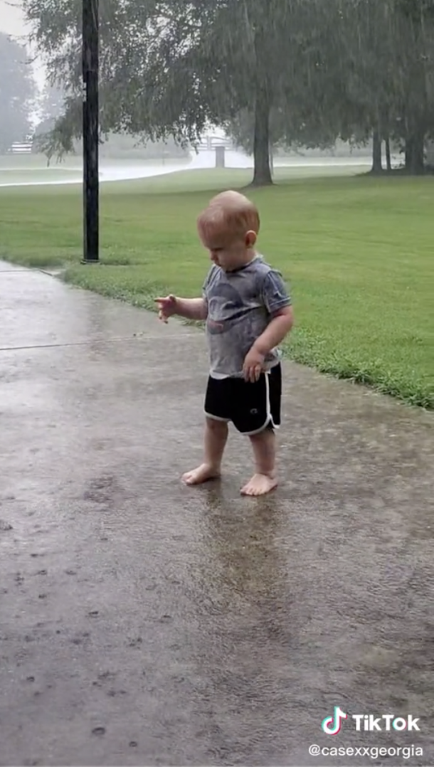 Toddler's Reaction to Walking in The Rain Is Priceless [Video] Kids ...