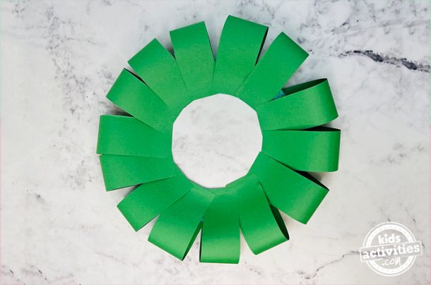 Paper Plate Christmas Wreath + Free Printable | Kids Activities Blog